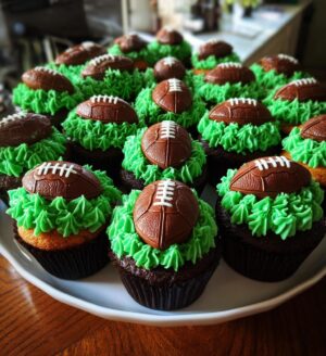Football Cupcake Pull Apart Cake: 5 Steps to Delight